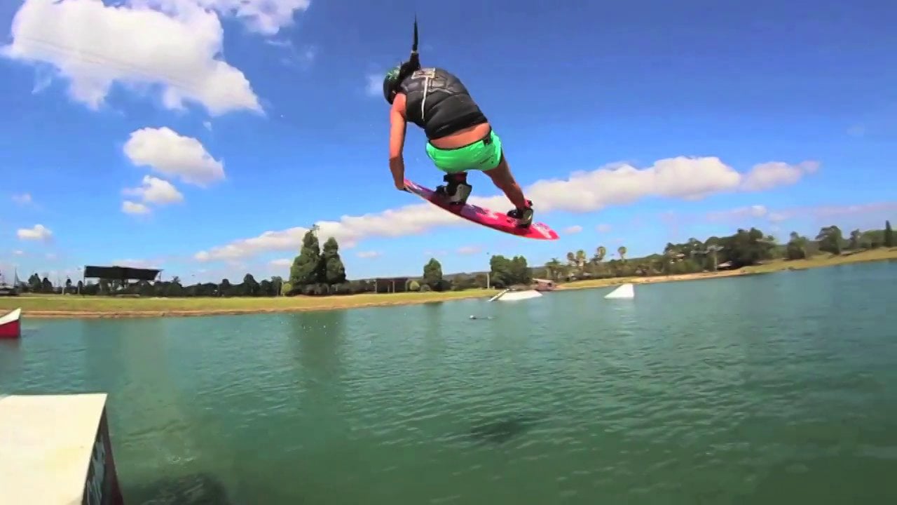 Hyperlite ficha a Courtney Angus en su Wake Team