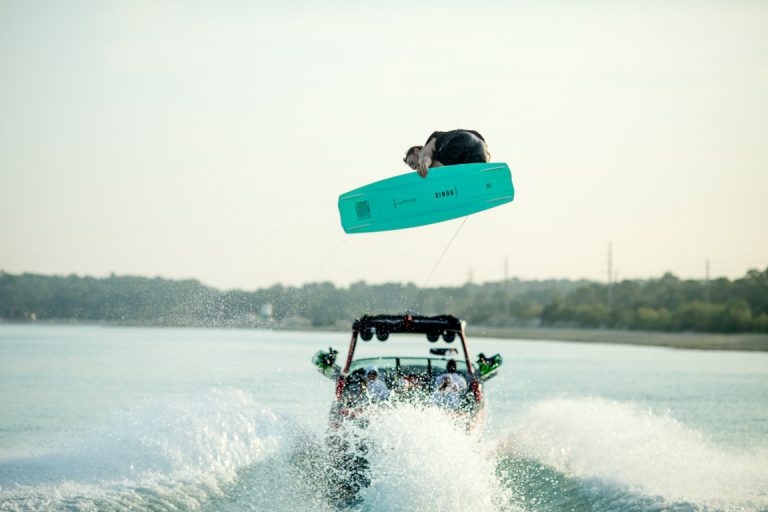 The correct way to carry the boat when wakeboarding